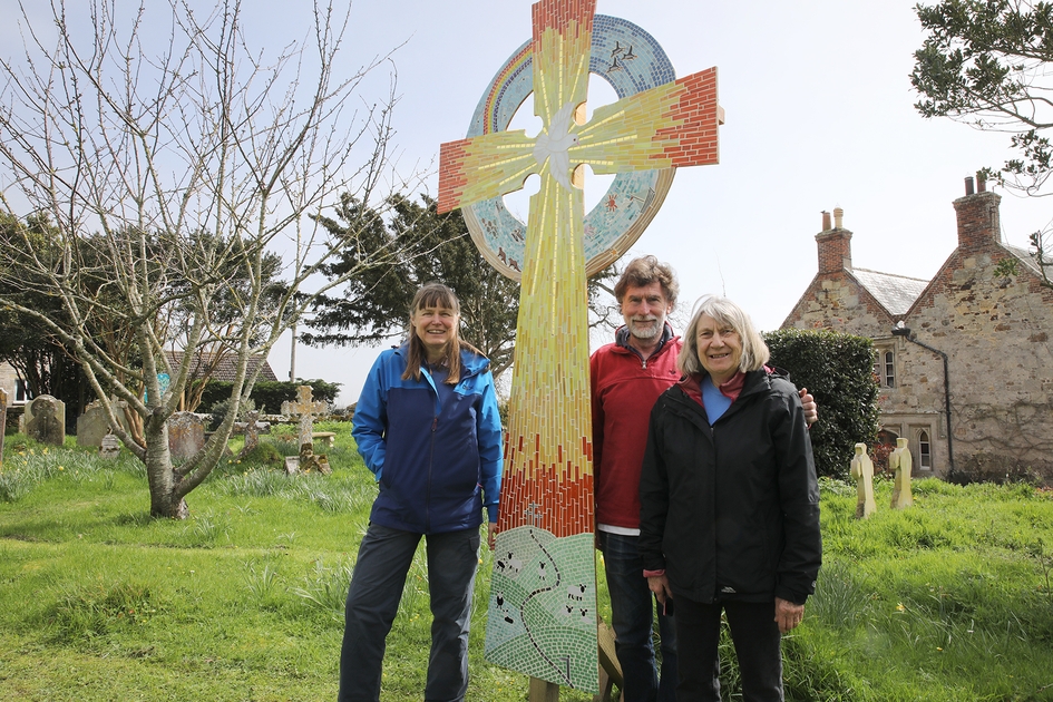 Diocese of Portsmouth - News - Mosaic cross dedicated in churchyard